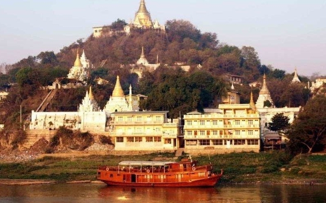Explore Mahagandayon Monastery on This Custom Mandalay Tour