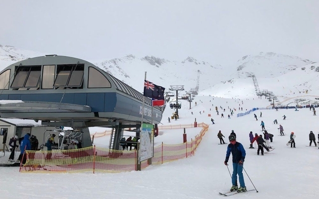 Enjoy an Exhilarating Queenstown Skiing Trip for Beginners | Designer ...